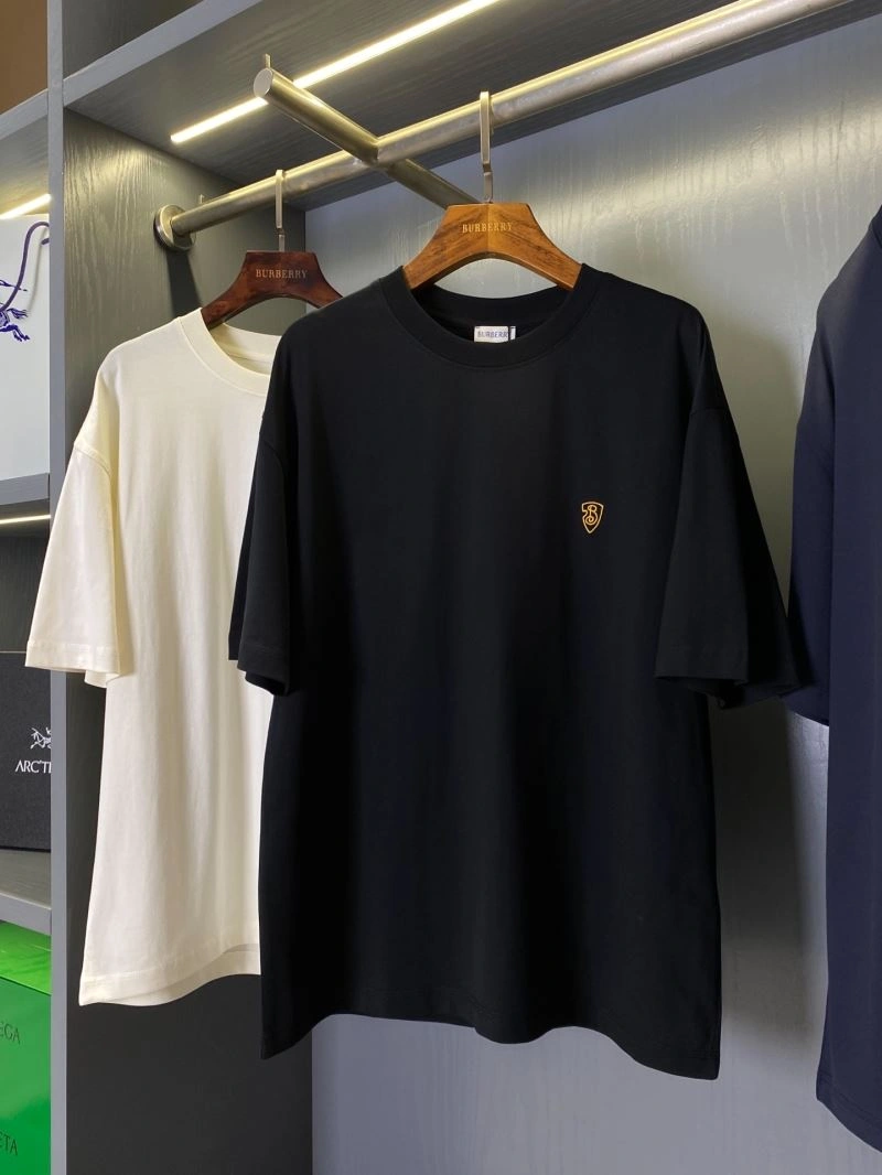 Accurate model Burberry T-Shirts