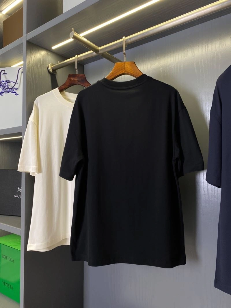 Accurate model Burberry T-Shirts