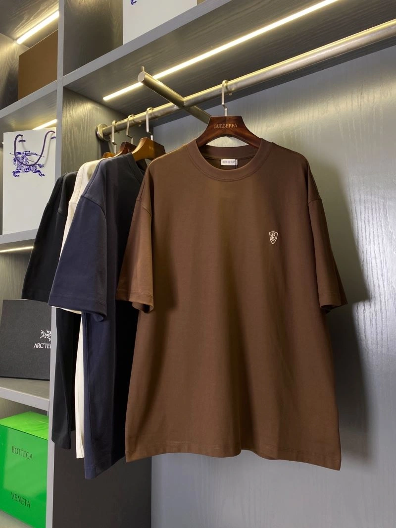 Accurate model Burberry T-Shirts