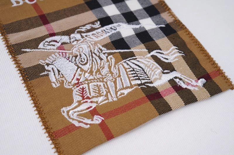 Accurate model Burberry T-Shirts