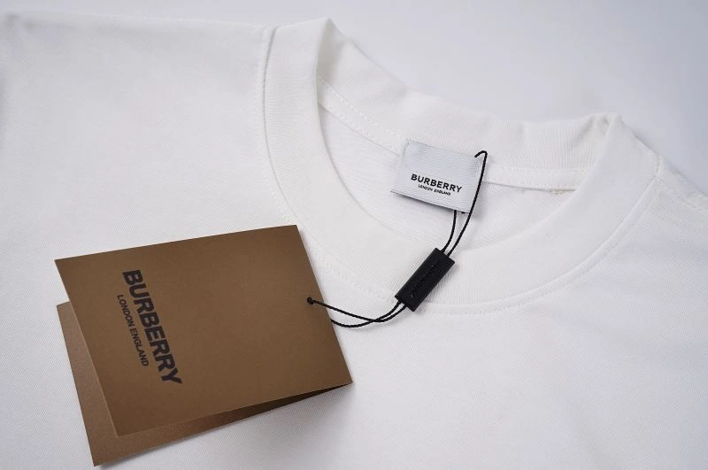 Accurate model Burberry T-Shirts