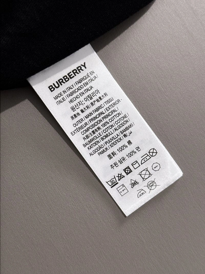 Accurate model Burberry T-Shirts