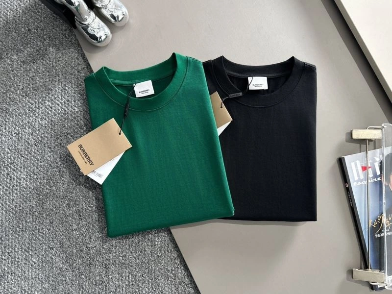 Accurate model Burberry T-Shirts