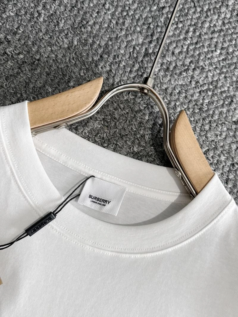 Accurate model Burberry T-Shirts