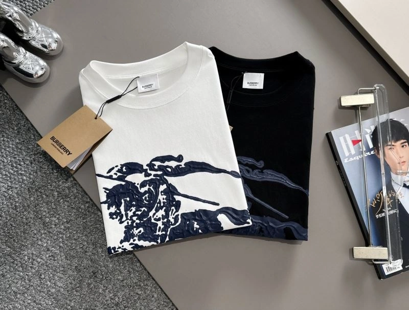Accurate model Burberry T-Shirts