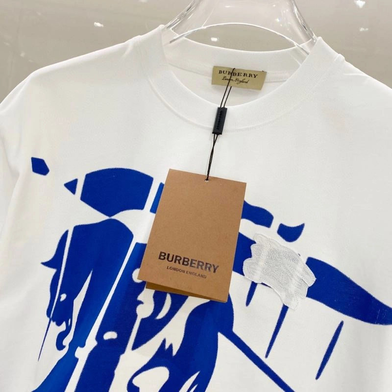 Accurate model Burberry T-Shirts