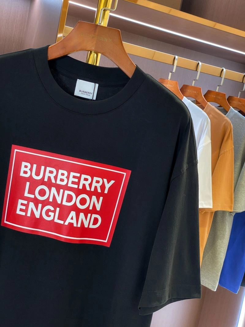 Accurate model Burberry T-Shirts