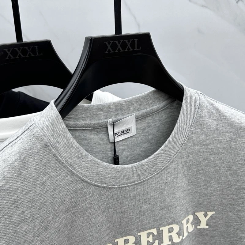 Accurate model Burberry T-Shirts