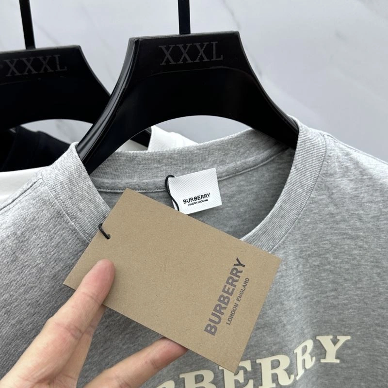 Accurate model Burberry T-Shirts