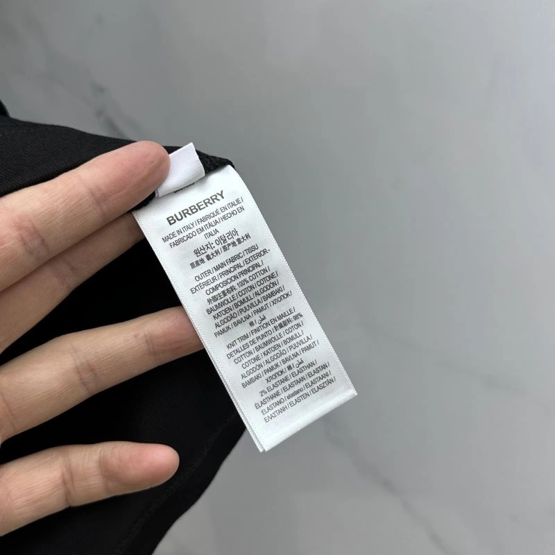 Accurate model Burberry T-Shirts