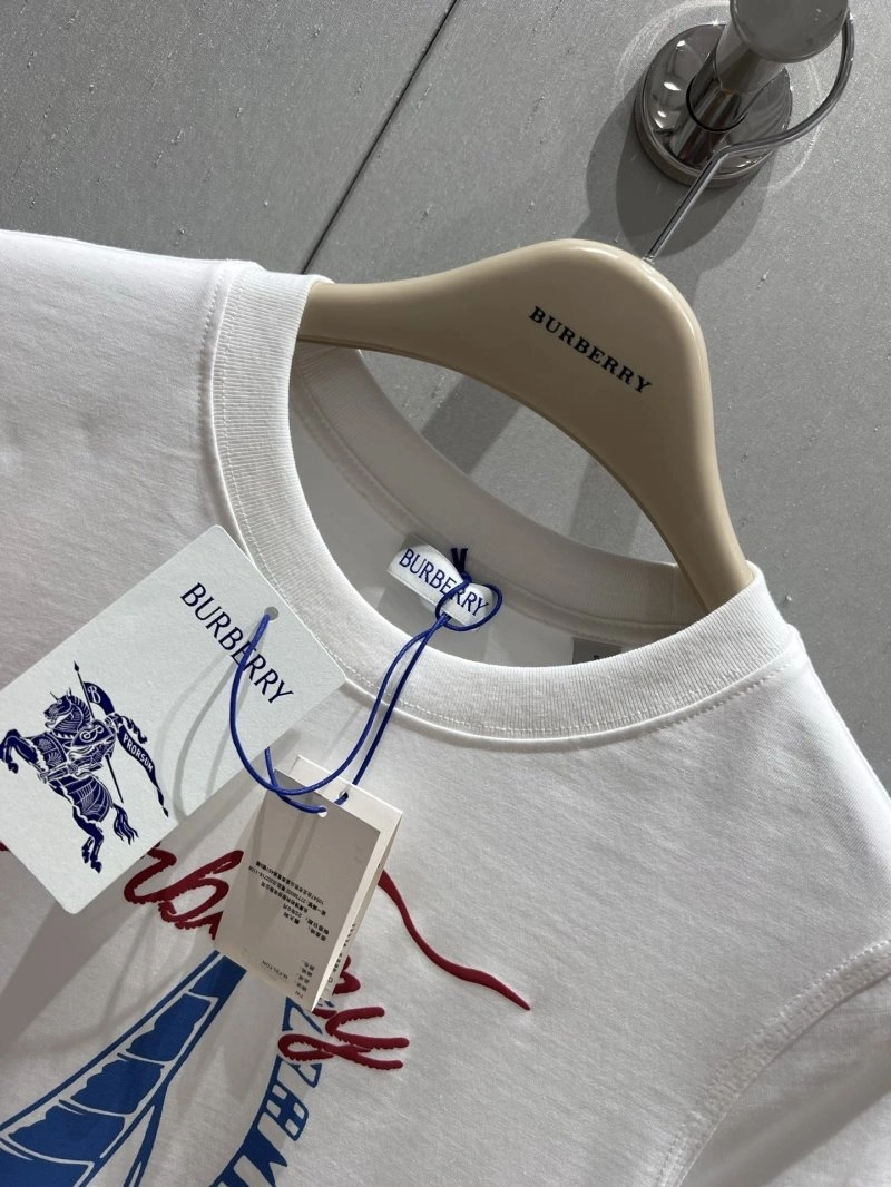 Accurate model Burberry T-Shirts