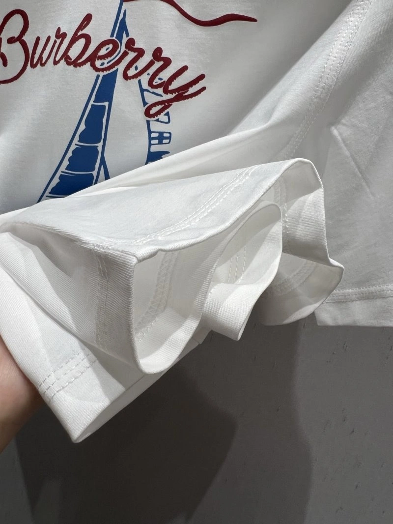Accurate model Burberry T-Shirts