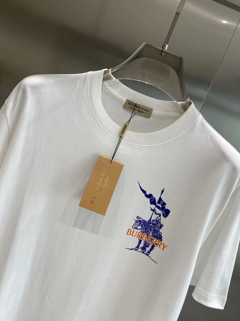 Accurate model Burberry T-Shirts