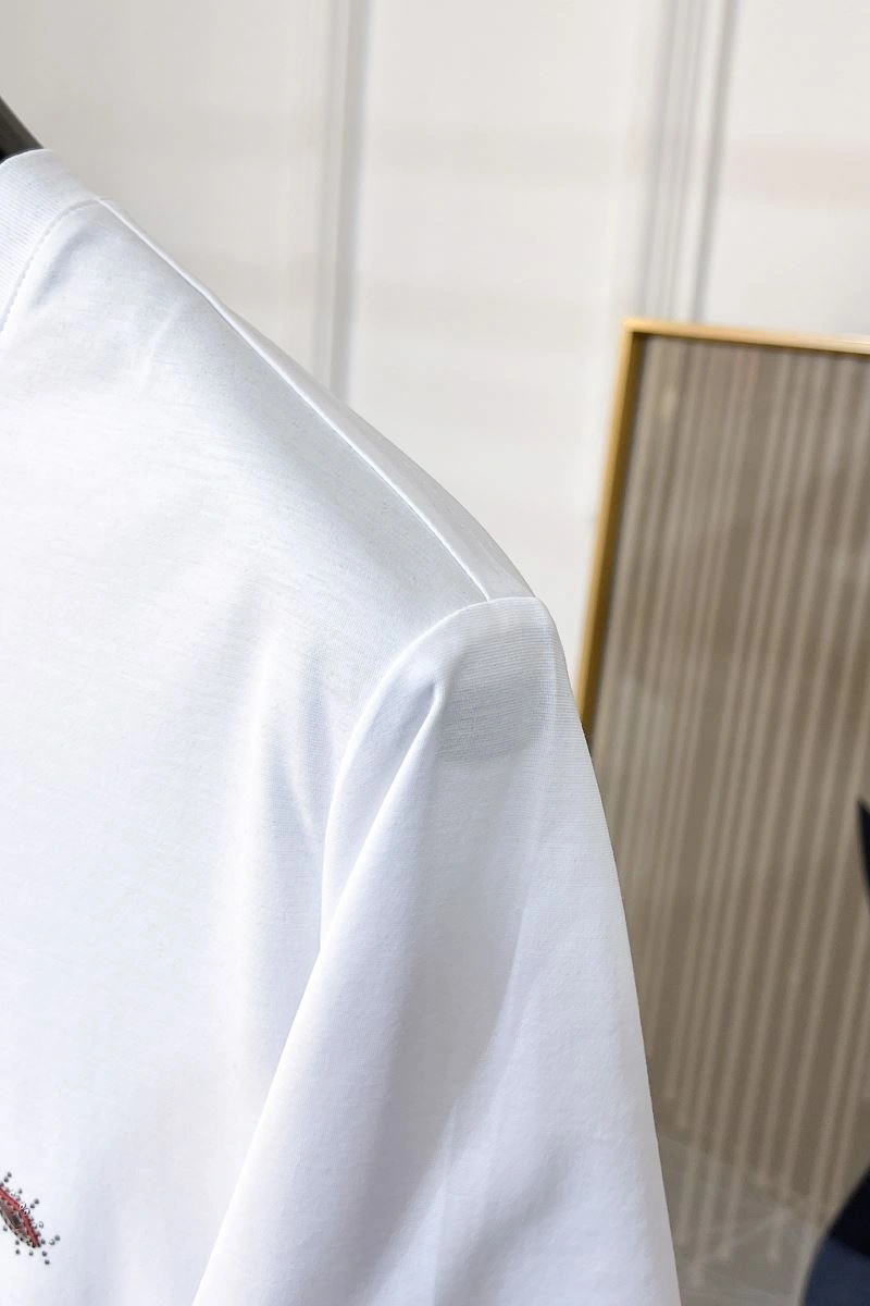 Accurate model Burberry T-Shirts