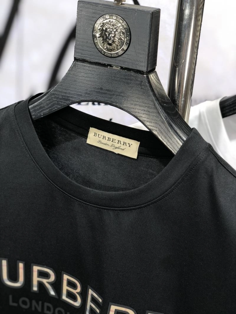 Accurate model Burberry T-Shirts