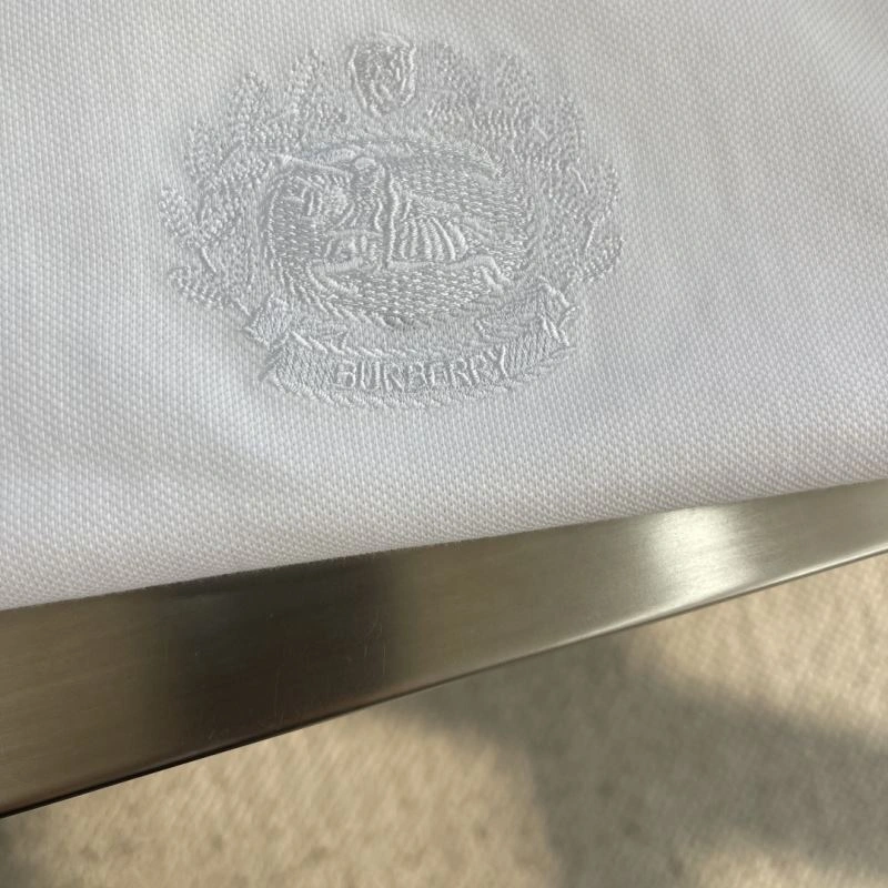 Accurate model Burberry T-Shirts