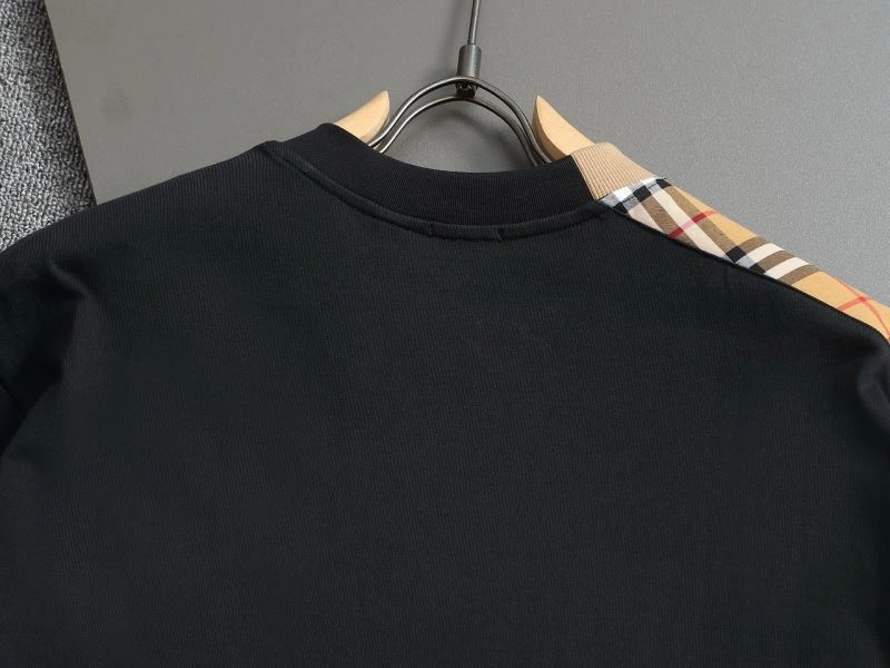 Accurate model Burberry T-Shirts