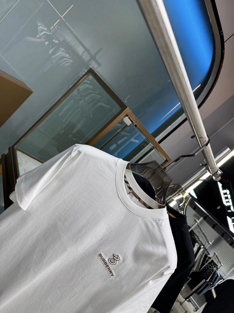 Accurate model Burberry T-Shirts