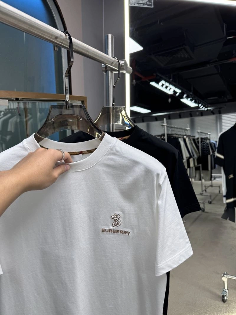 Accurate model Burberry T-Shirts