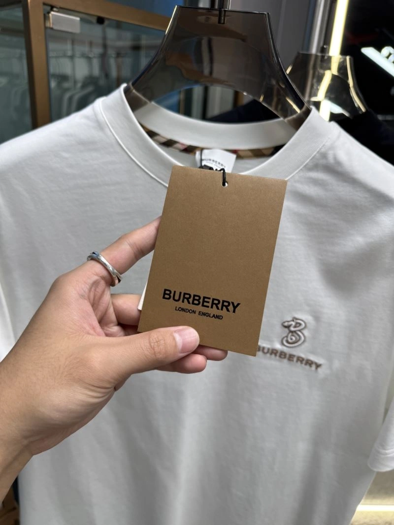 Accurate model Burberry T-Shirts