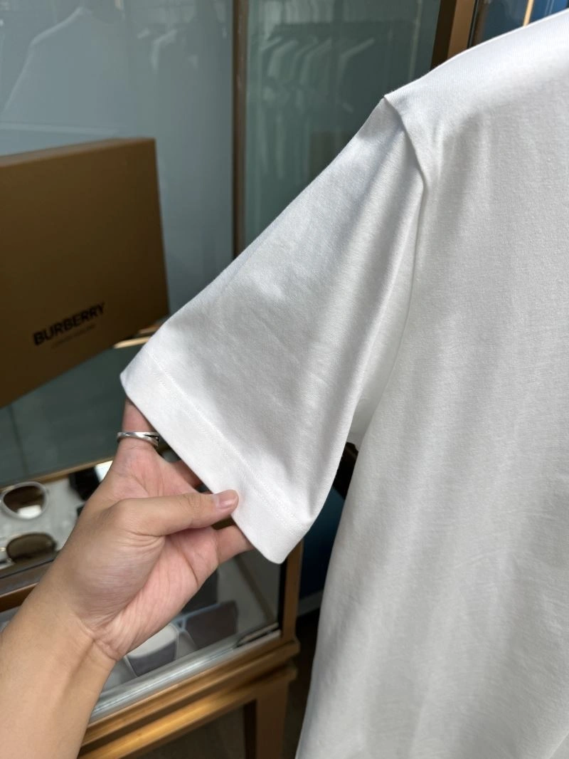 Accurate model Burberry T-Shirts