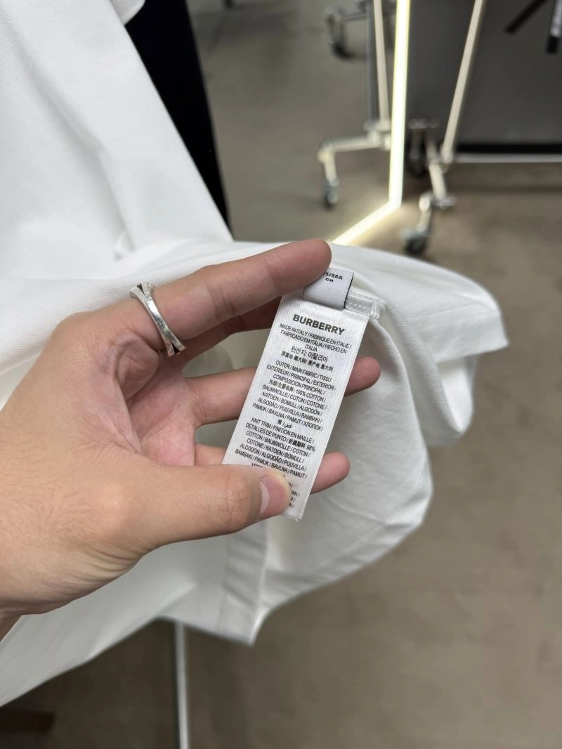 Accurate model Burberry T-Shirts