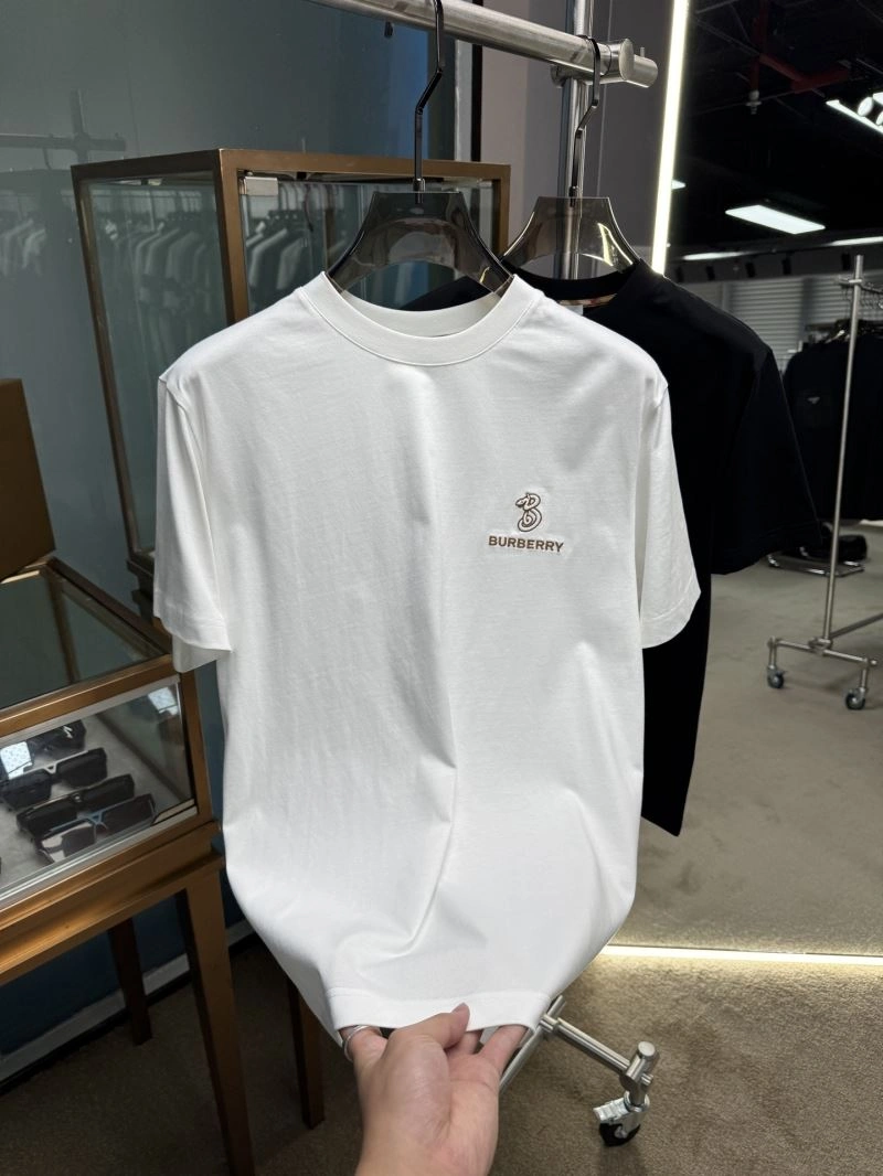 Accurate model Burberry T-Shirts