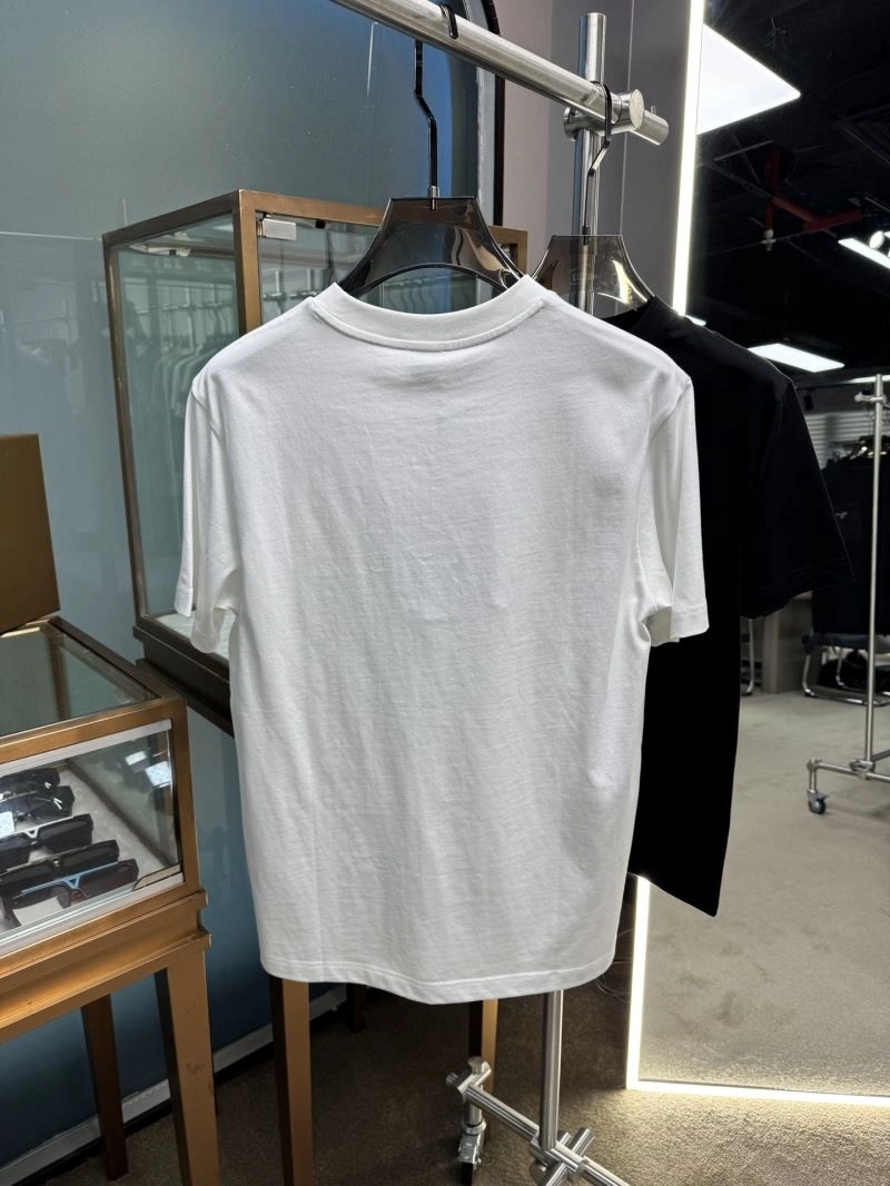 Accurate model Burberry T-Shirts