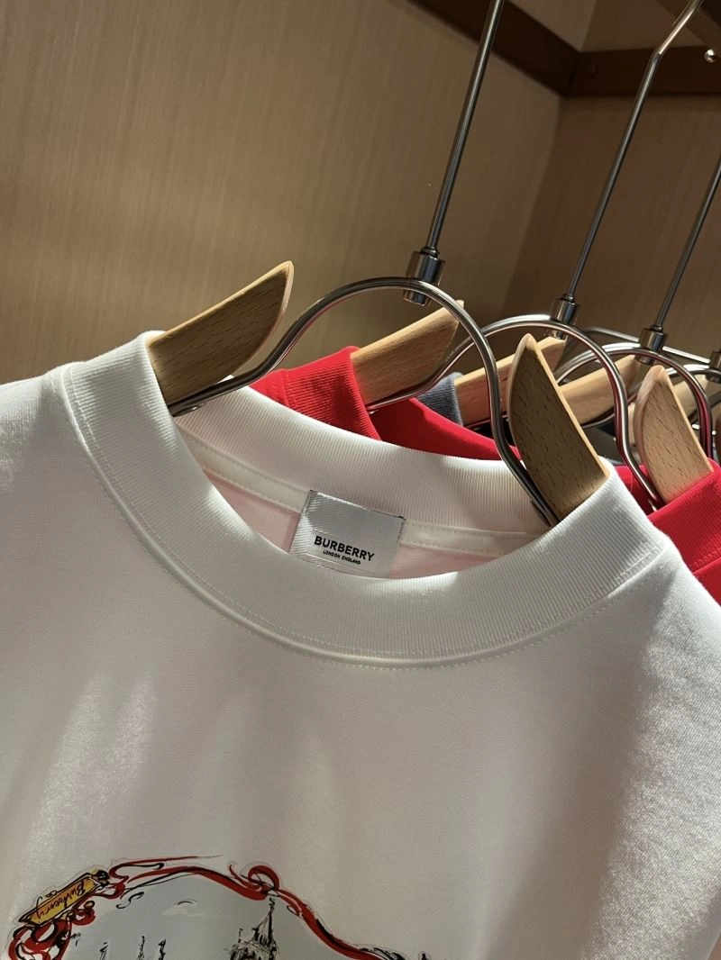 Accurate model Burberry T-Shirts