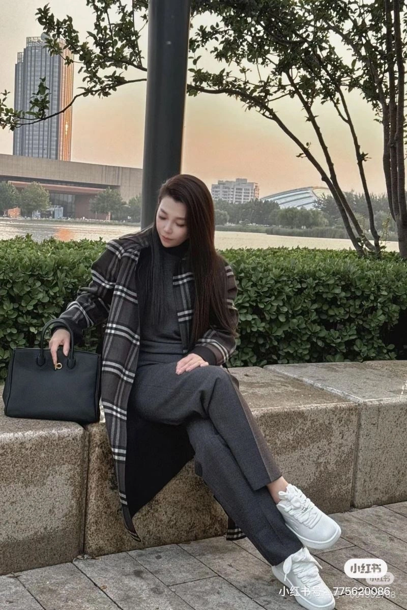 Cut-rate Burberry Top Handle Bags