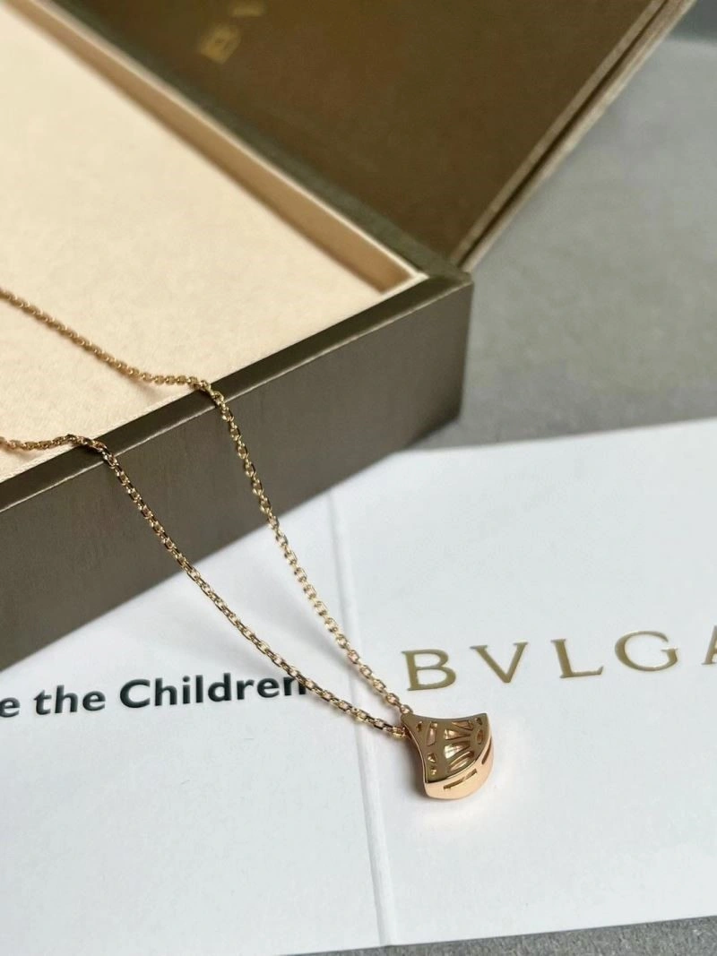Indistinguishable Bvlgari Necklaces