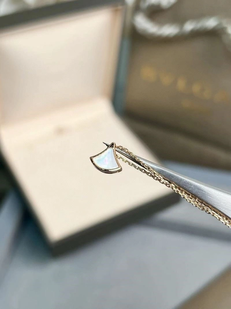 Indistinguishable Bvlgari Necklaces