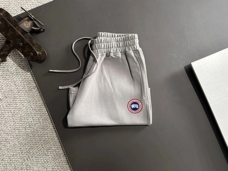 Top mirror Canada Goose Short Pants