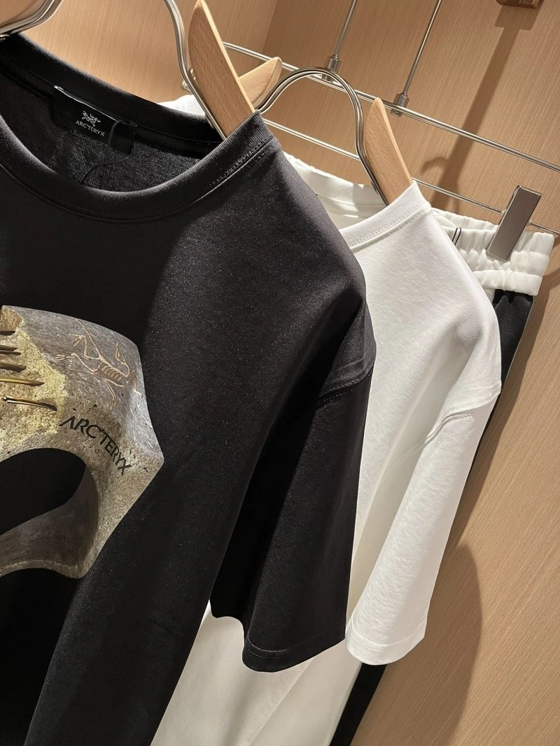 Accurate model Canada Goose T-Shirts