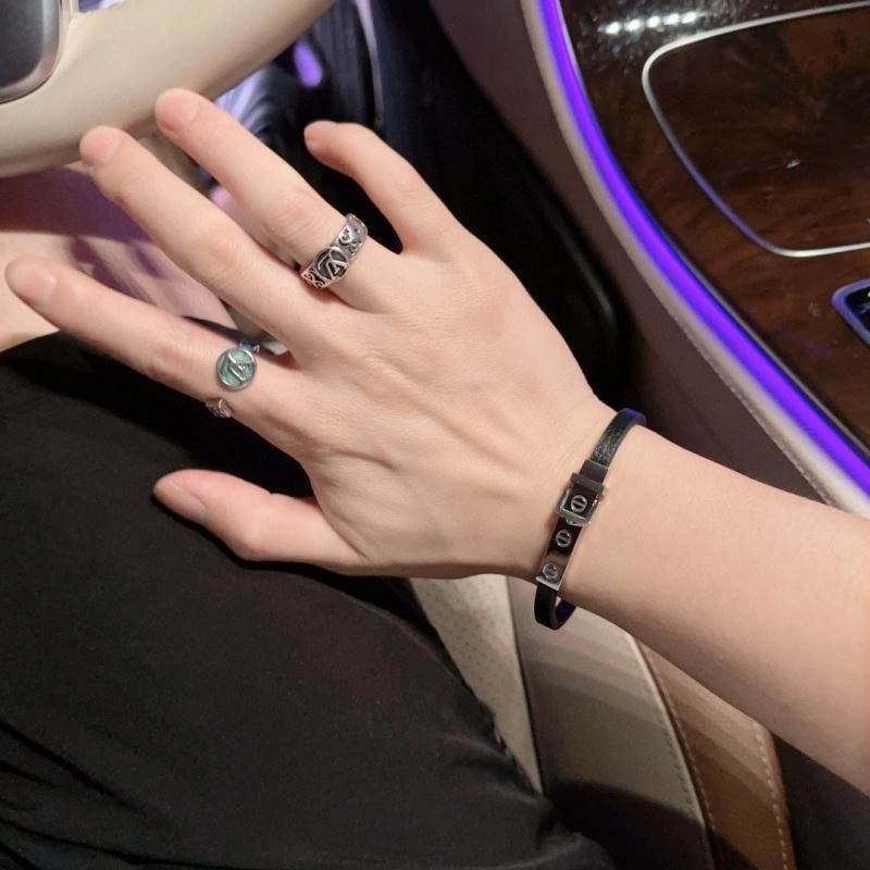 Low-cost Cartier Bracelets
