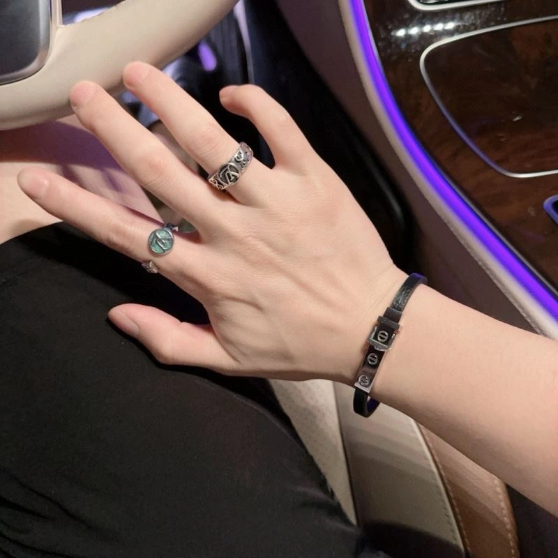 Low-cost Cartier Bracelets