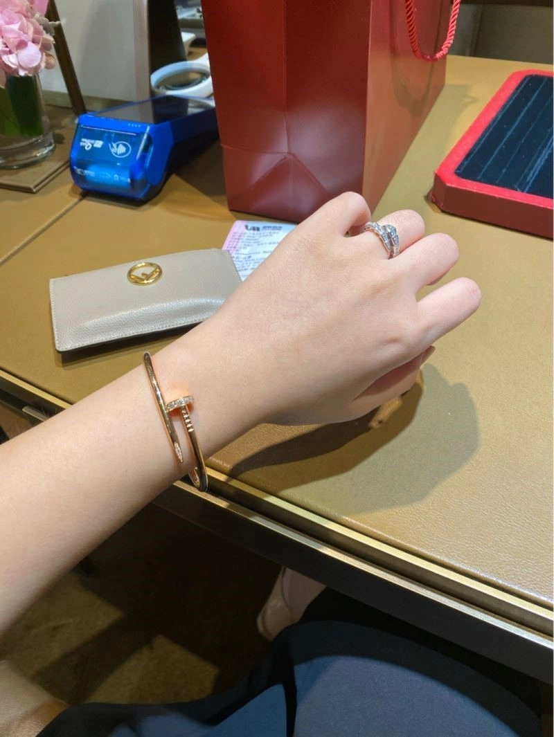 Low-cost Cartier Bracelets