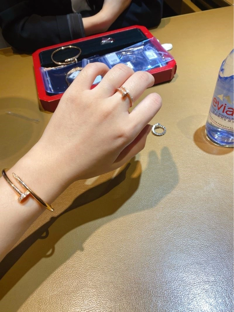 Low-cost Cartier Bracelets