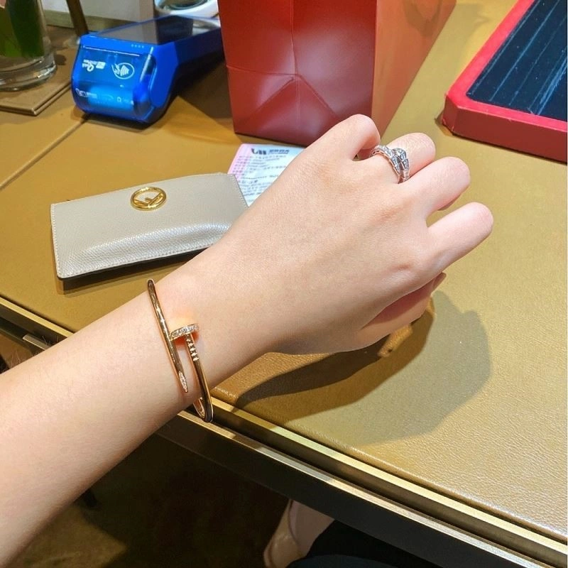 Low-cost Cartier Bracelets