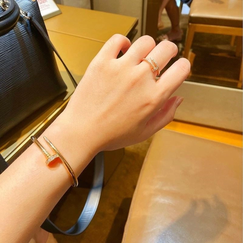 Low-cost Cartier Bracelets