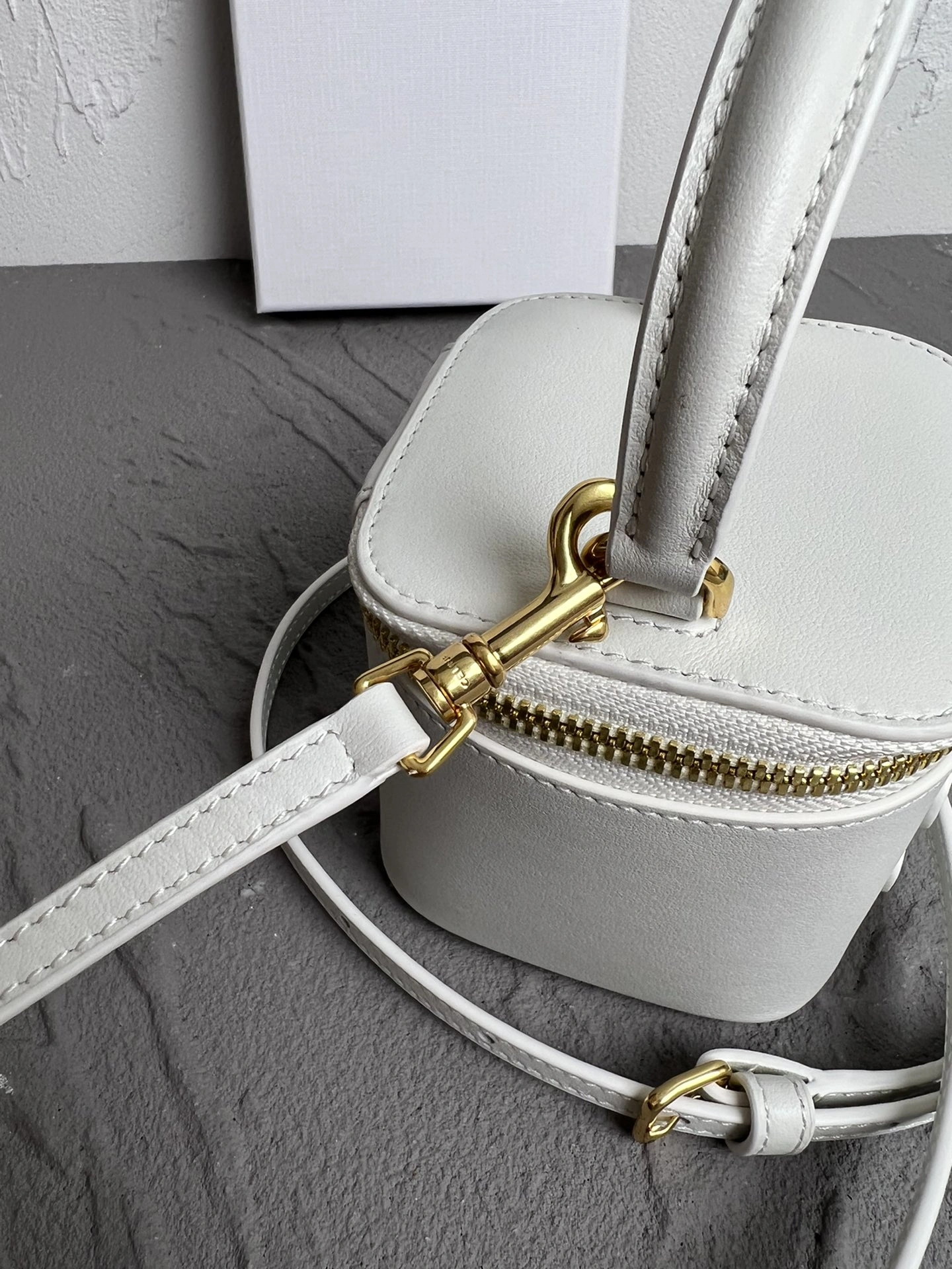 Top mirror Celine Bucket Bags