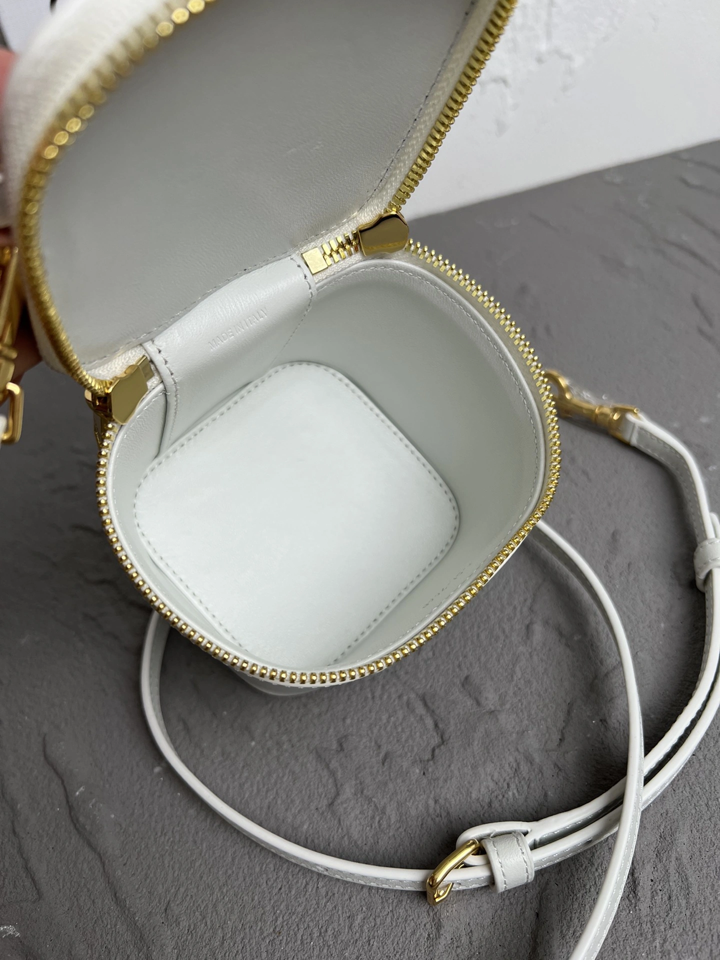 Top mirror Celine Bucket Bags