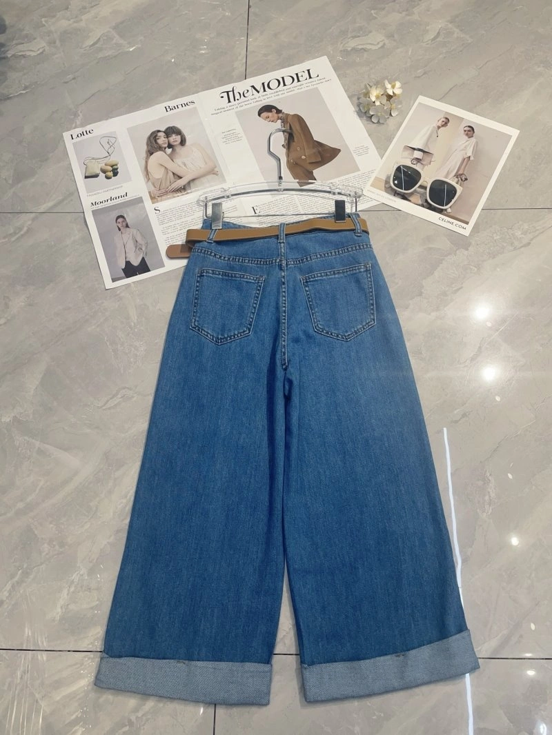 Accurate model Celine Jeans