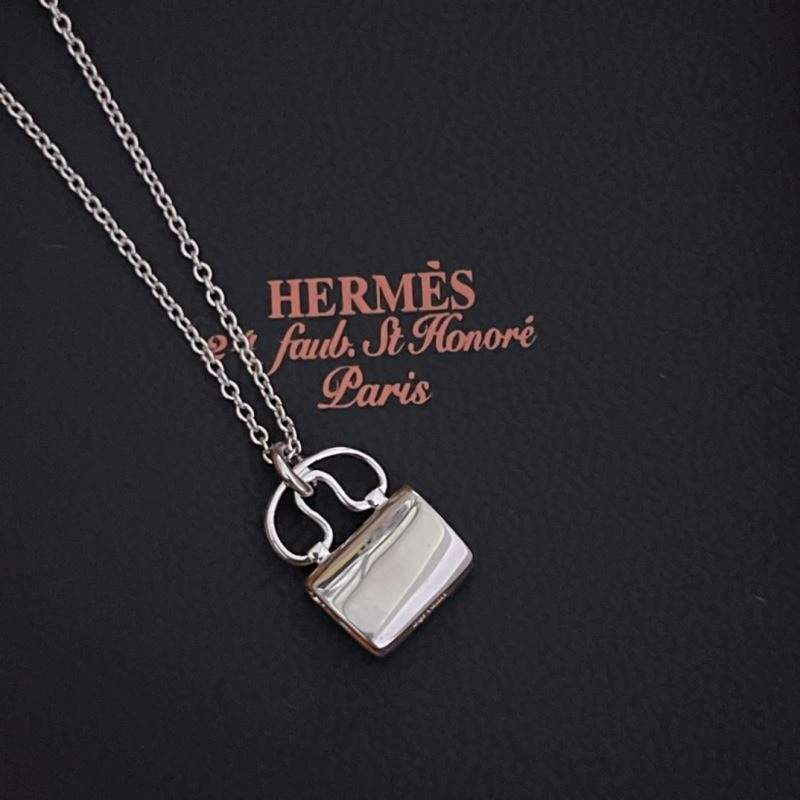 Accurate model Celine Necklaces