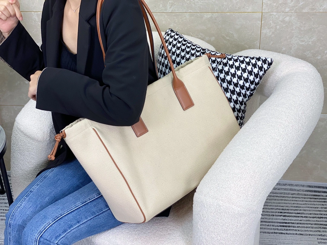 Accurate model Celine Shopping Bags