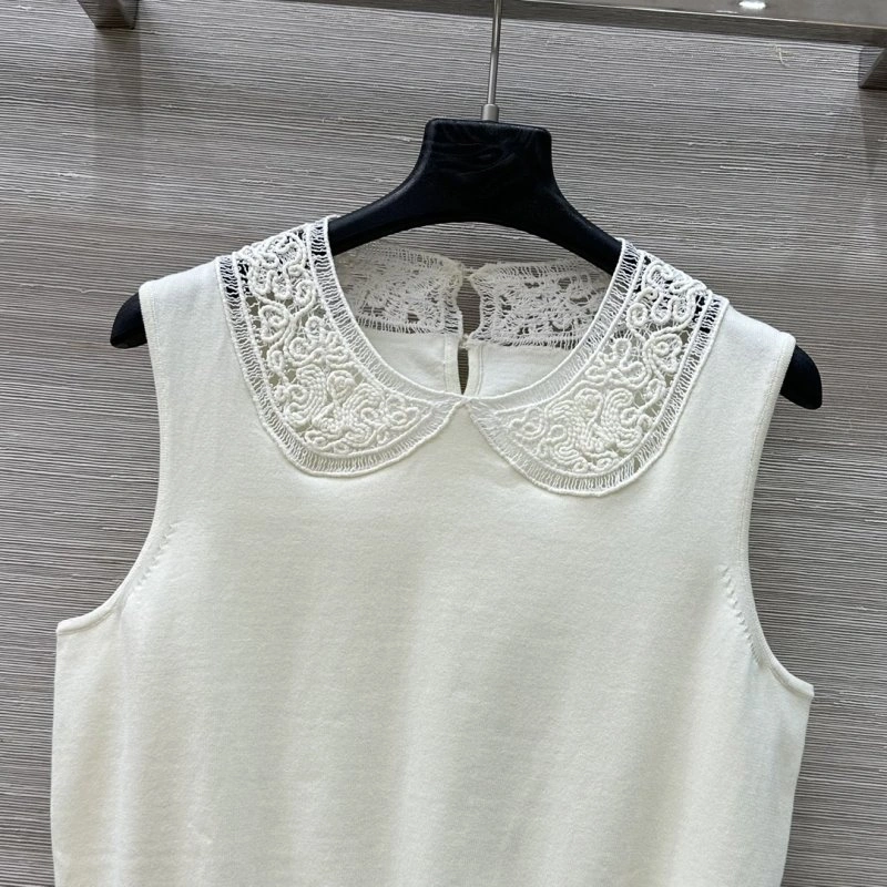 Accurate model Celine Vest
