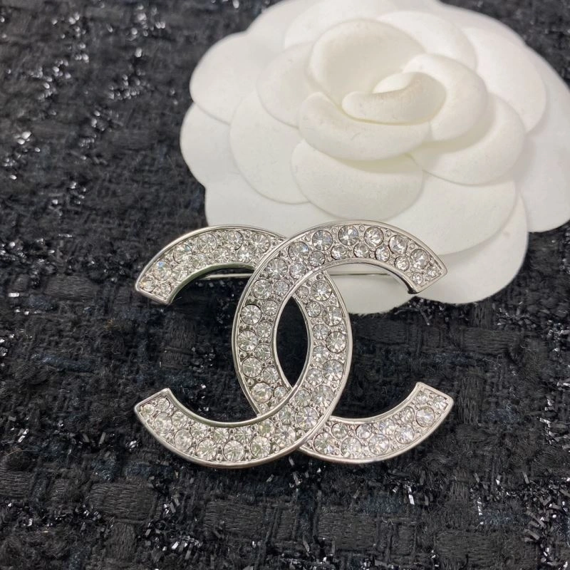 Top mirror Chanel Brooches