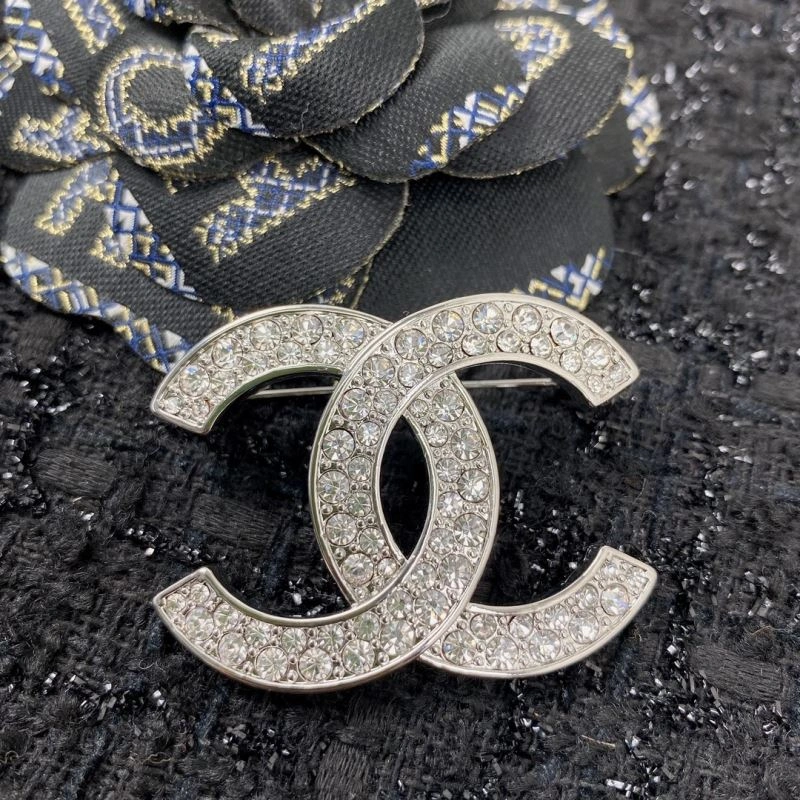 Top mirror Chanel Brooches