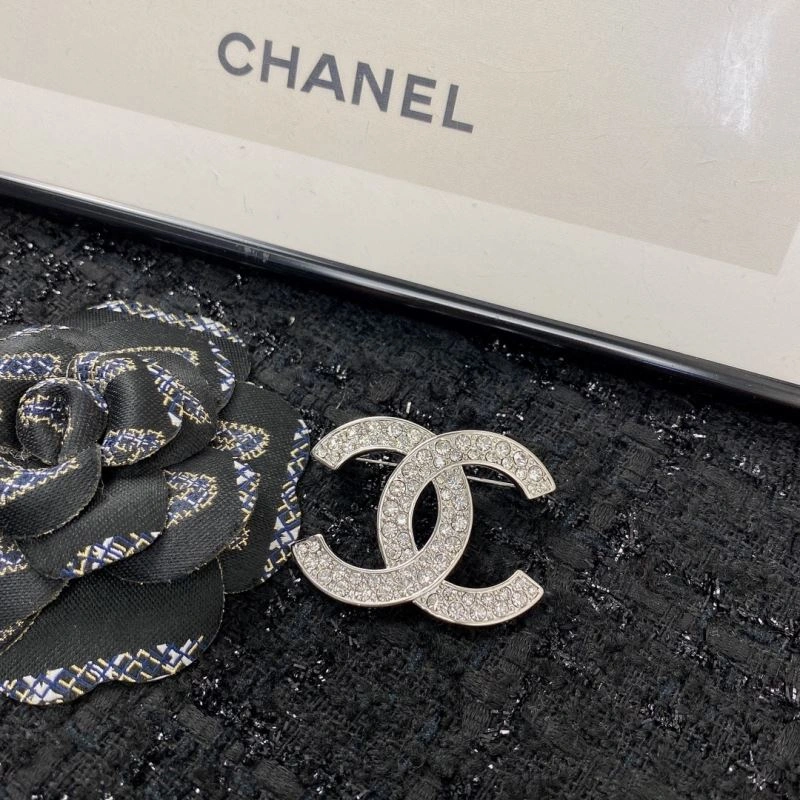 Top mirror Chanel Brooches