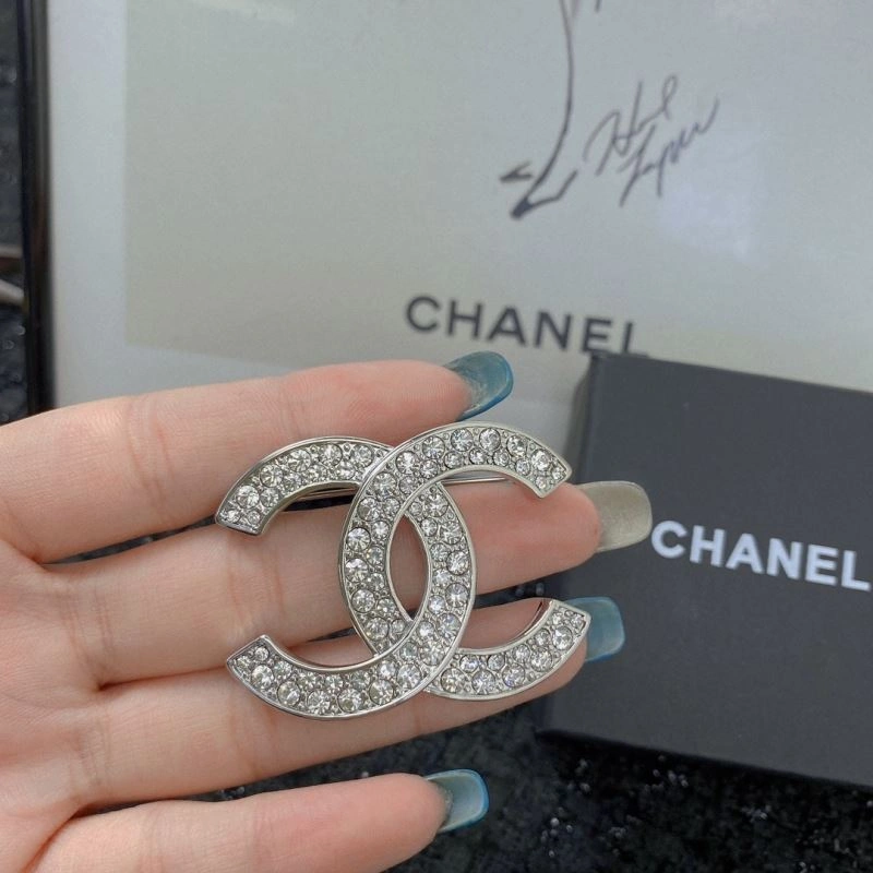 Top mirror Chanel Brooches